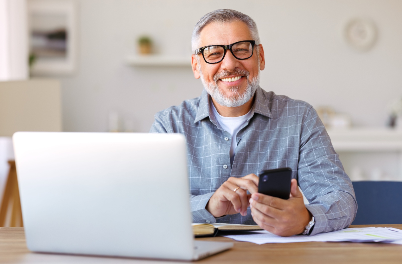 How Seniors Can Use Social Media to Connect With Loved Ones